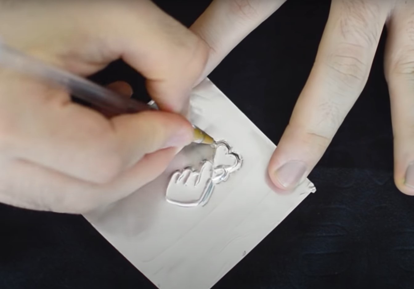 Como fazer pins esmaltados? [guia + passo a passo completo]