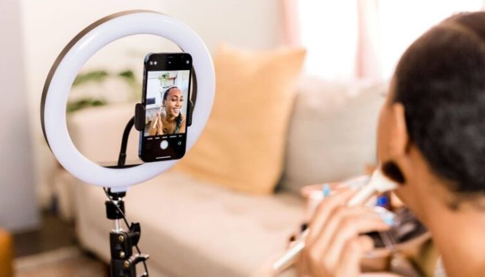 ¿Cómo monetizar YouTube en 2026? Requisitos para ganar dinero