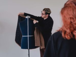 ¿Cómo crear marca de ropa exitosa? Guía 2026 con paso a paso